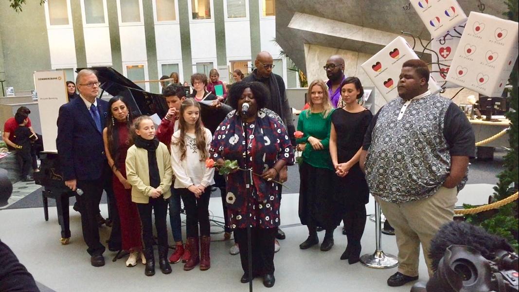 Weihnachtsüberraschung in der Commerzbank Königsallee zugunsten Unicef ...